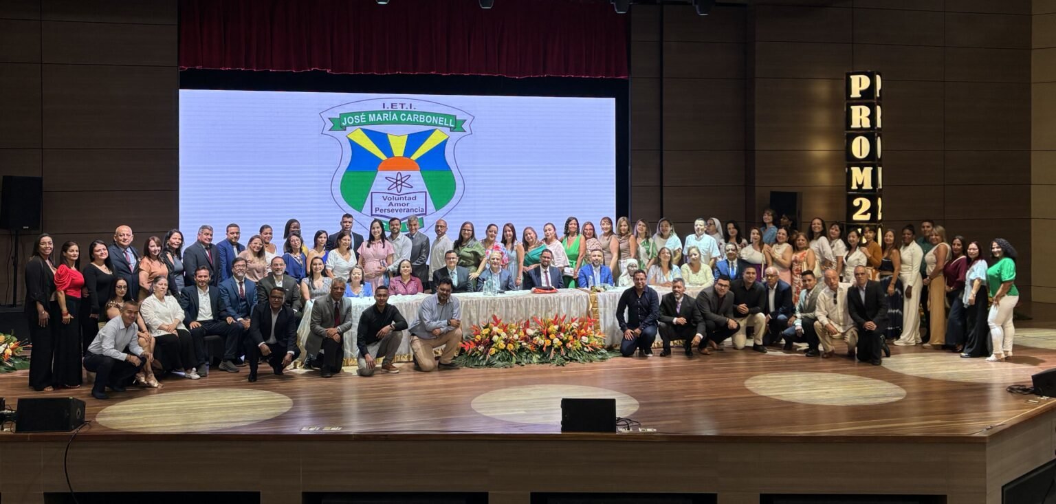 Maravillosa ceremonia de graduación 2025. Corazones radiantes en el ...